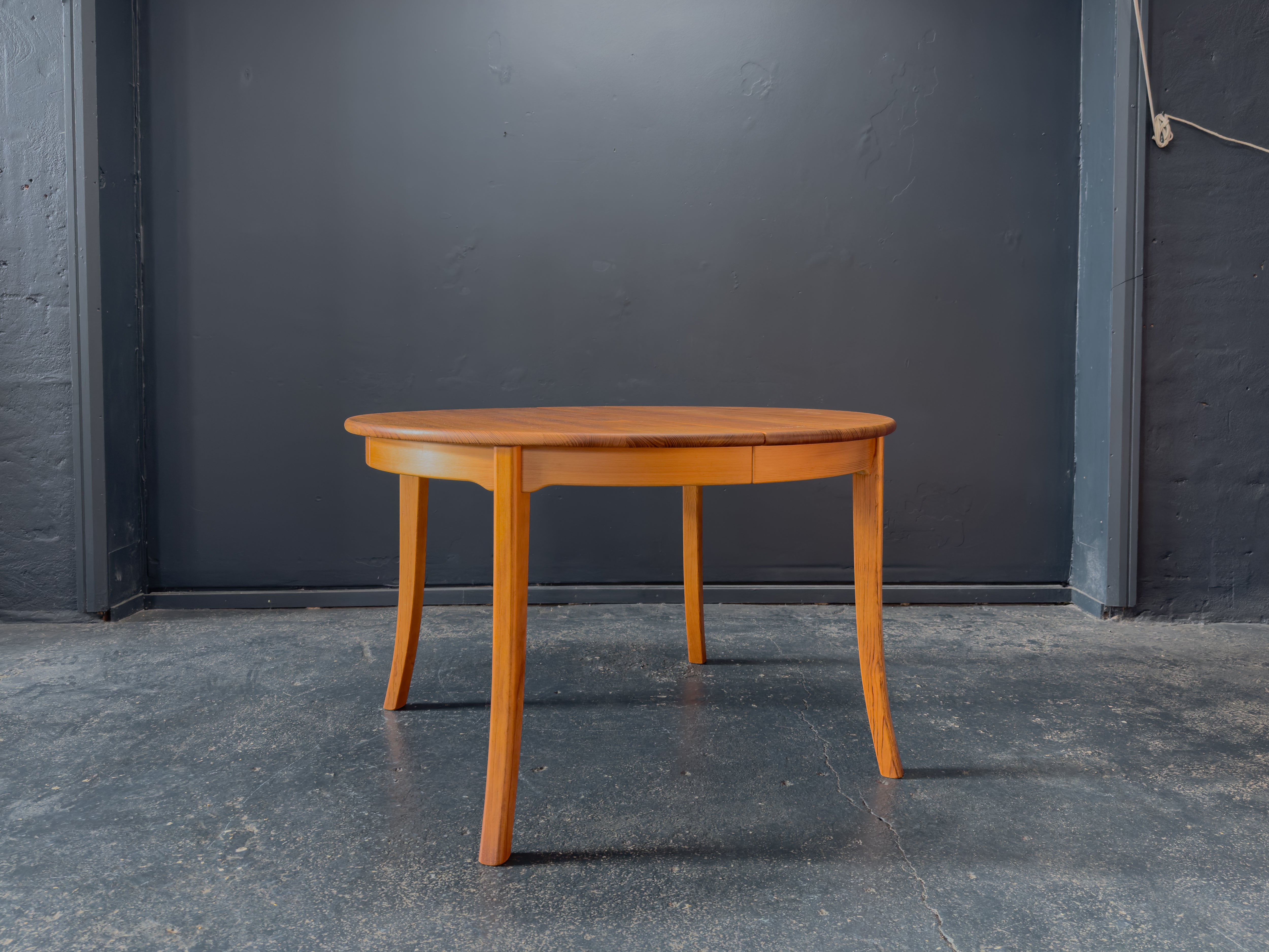 Extending Pine Dining Table – Aelfred